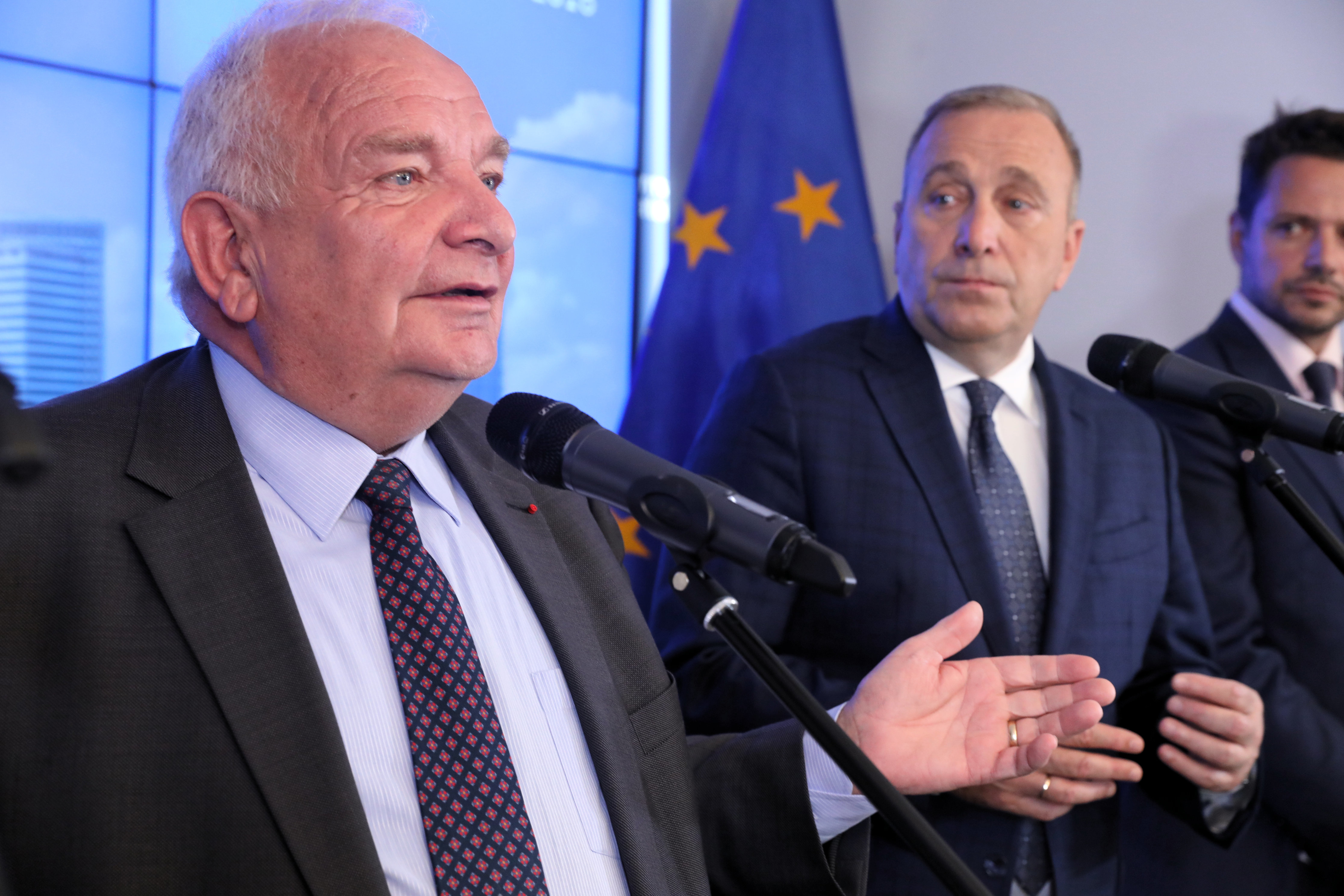 Szef największej frakcji w europarlamencie nie chce PiS. "Zdecydowanie ...