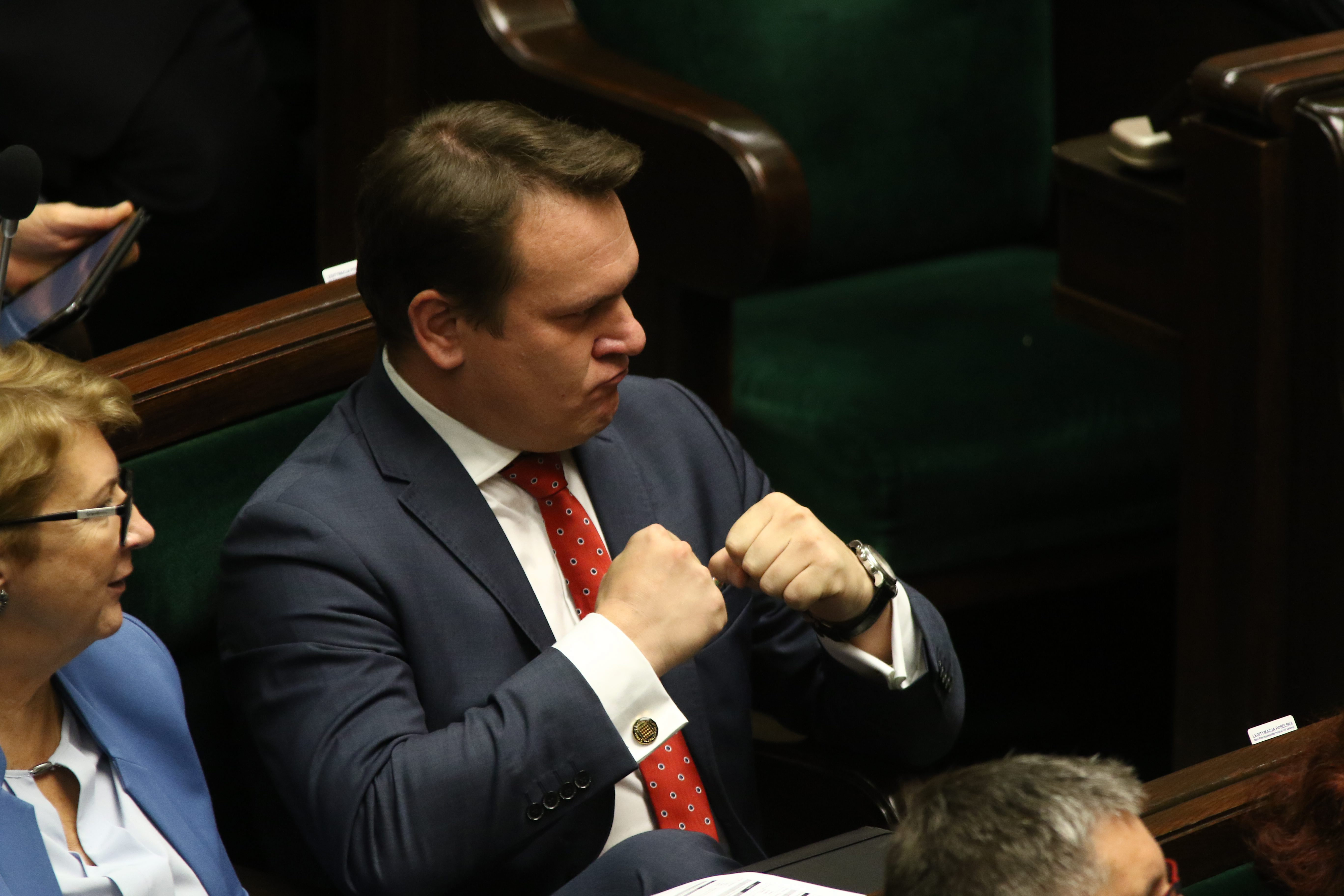 Dominik Tarczyński idzie na wojnę z twórcami memów. Polityk ...