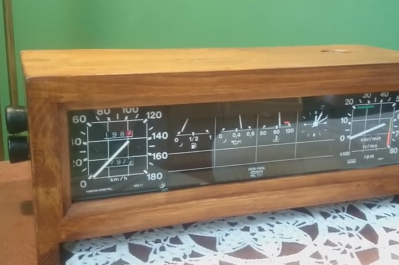 Przerobił kultowe auto rodem z PRL-u na radio, zegarek i lampkę - WP Moto