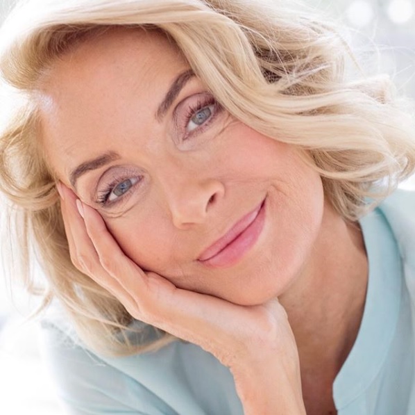 Dostała broszkę, złamała mu serce. Kim jest dziewczyna z teledysku ...