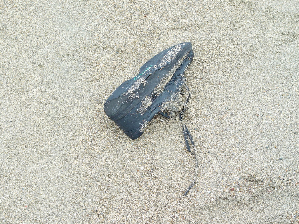 Morze wyrzuca odcięte stopy. W butach. O co chodzi?