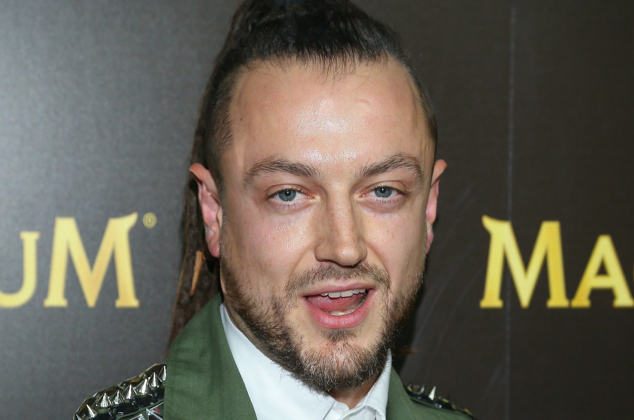 Aleksander Baron pozuje z osłem Antkiem. Internauci mają ubaw - WP Gwiazdy