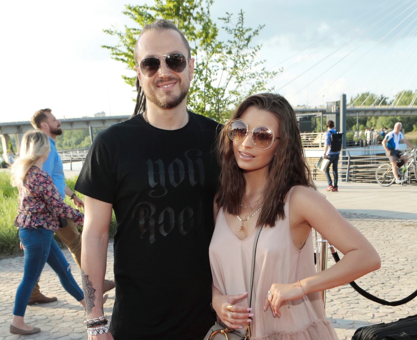 Aleksander Baron kupił ekologiczną farmę. Julia Wieniawa go wspiera ...